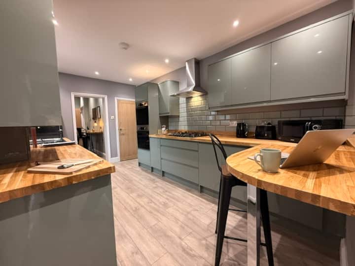 Stylish 4-bed Home With 3 Bathrooms - Near Quays - Gloucestershire