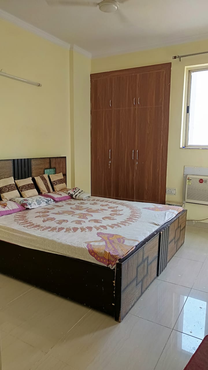 Sunny, Cozy 2 Bhk On 11th Floor With Balcony View - Neemrana