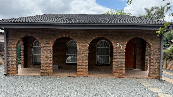 Entire House - For Large Group, Reunions, Parties. - Pretoria