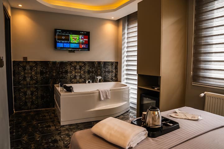 Jakuzili Balkonlu Deniz Manzaralı Otel Odası - Istanbul