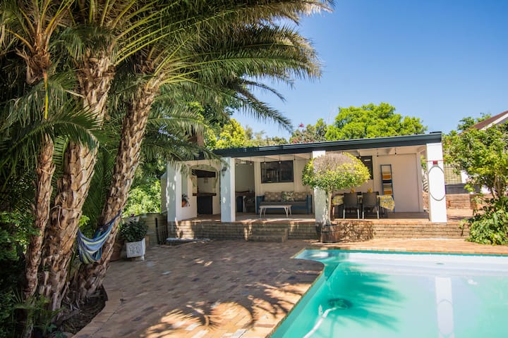 Sunny Poolside Escape In Somerset West - Somerset West