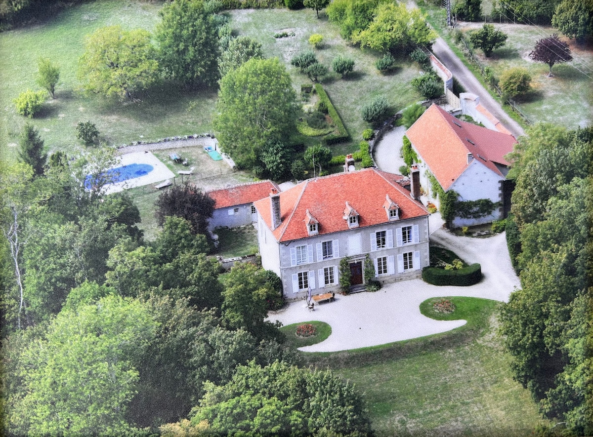 Hillside manor house - Houses for Rent in Marcy, Bourgogne-Franche ...
