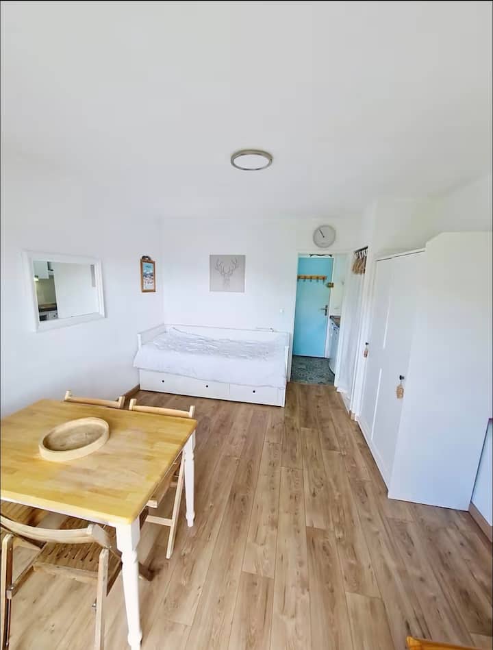 Gemütliches Studio mit Balkon-Blick auf die Berge Parkplatz-Ski ...