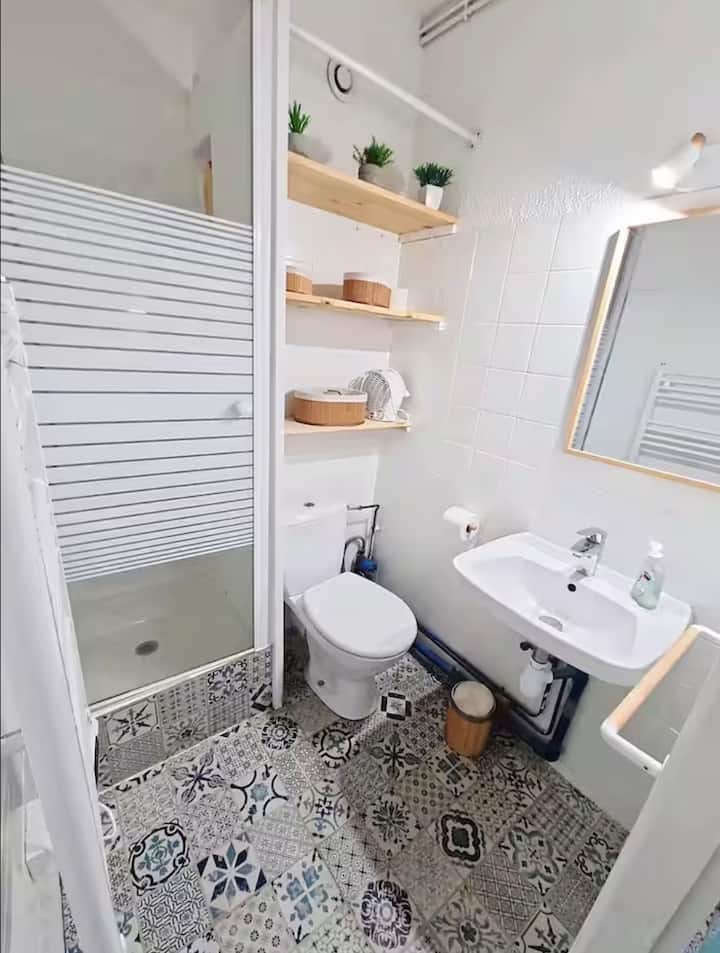 Gemütliches Studio mit Balkon-Blick auf die Berge Parkplatz-Ski ...