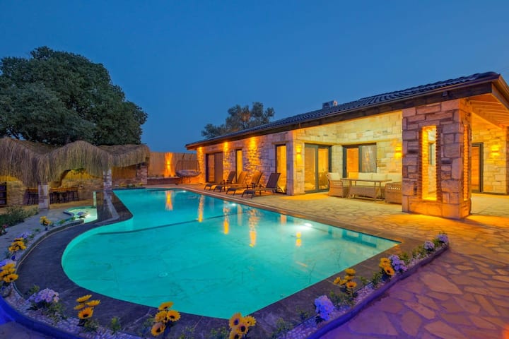 Doğa İçErisinde Isıtmalı İç Havuzlu Taş Villa - Ören