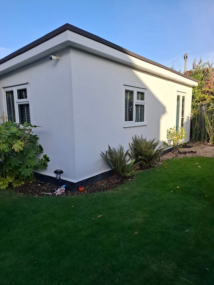 Garden Room - Ensuite - Transport Links - Parking - Hounslow