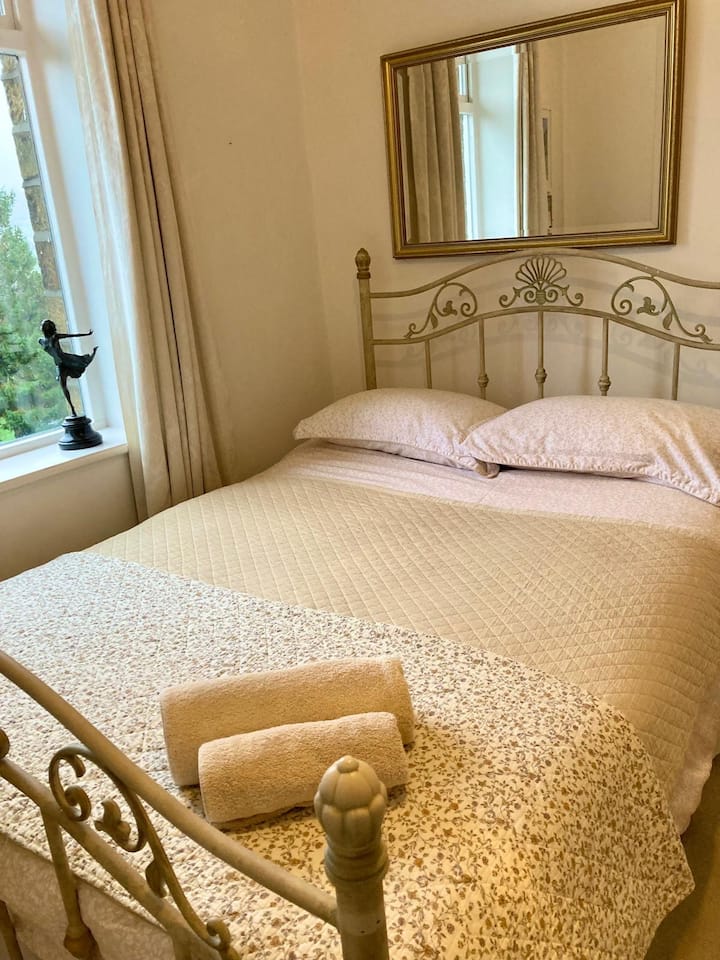 Valley View, 10 Main Street. - Keighley