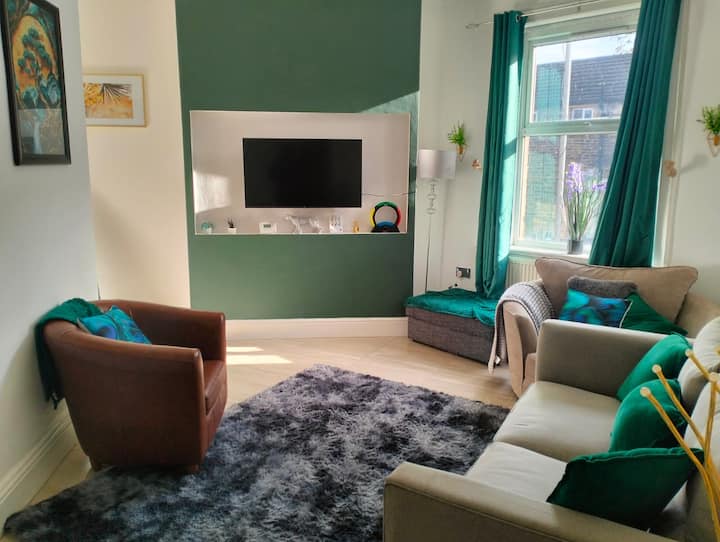 Canal-side View House - Modern 11-bed Retreat - Huddersfield