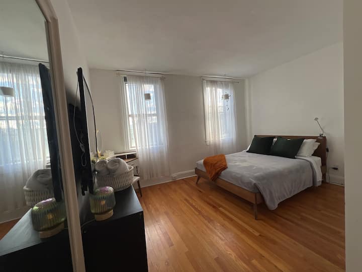 Bright, Spacious Room Just 20 Minutes From Nyc! - Edgewater, NJ
