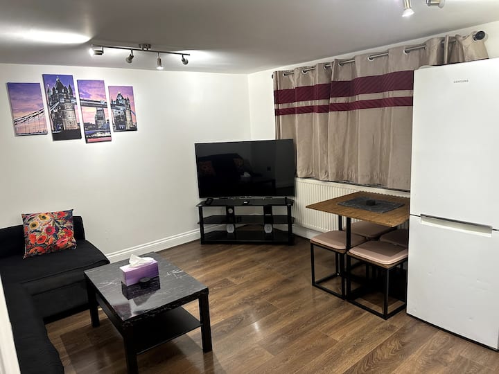 2 Bedroom Modern Flat Near Southall Station - Hayes