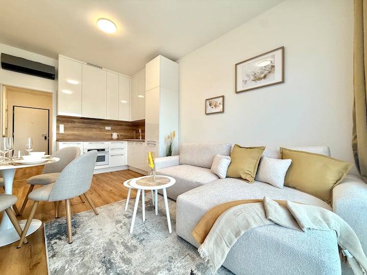 New 2-bdr Apt | Free Parking | City View Balcony - Brno