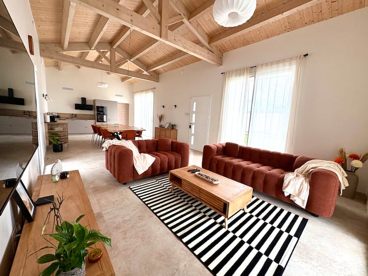 Le Charme De La Pierre, Le Confort Du Moderne - France