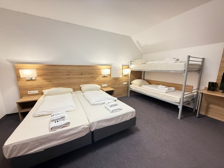 Quadruple Room With Private Bathroom-free Parking - Stuttgart