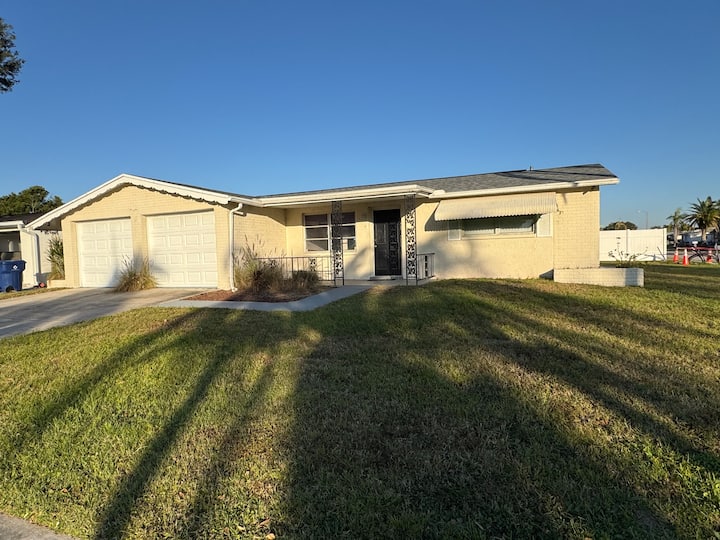 Cute & Comfortable Holiday Home - Holiday, FL