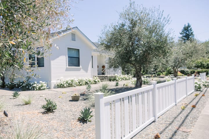 Wine Country Retro 49 Cottage - ソノマ, CA