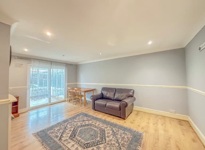 Spacious 3-bed Home With Garden & Parking - 스테버니지