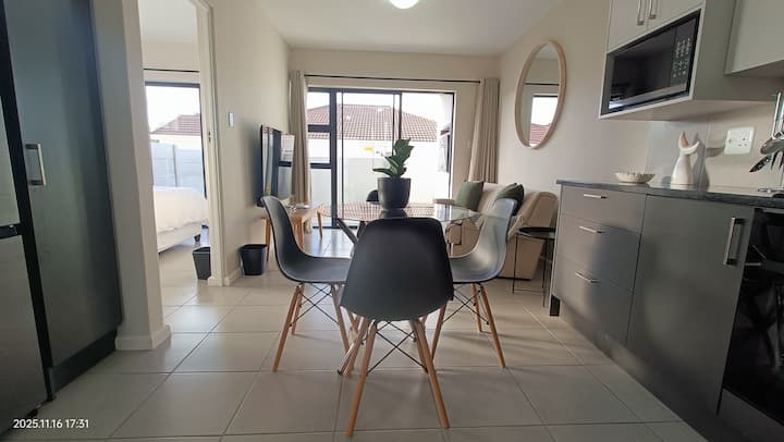 The Avenues! Within 600 Meters From The Airport. - Gqeberha