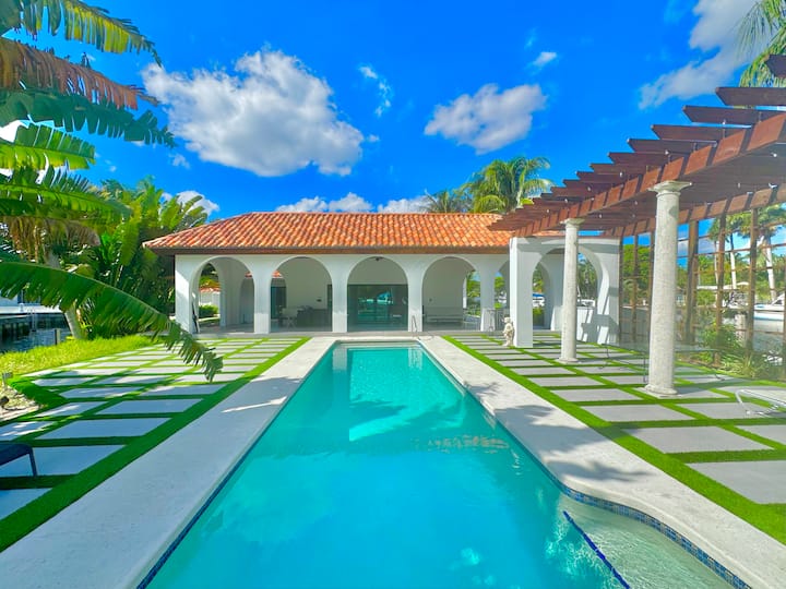 Waterfront Estate Home Perfect For Special Events - North Lauderdale, FL