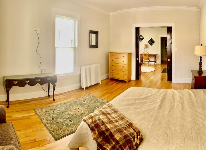 Charming And Sunny 1 Bed Apt. - Allston, Boston - Malden, MA