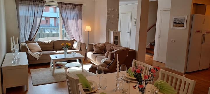 Mysigt Radhus Nära Stockholm City - Sollentuna