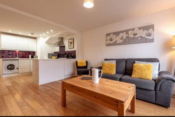 Group Stay 2br | Sleeps 7+fast Wi-fi! - Highclere