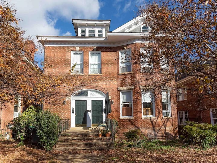 A 5 Min Walk To The Downtown Mall - 2 Bedroom Apt - Charlottesville, VA