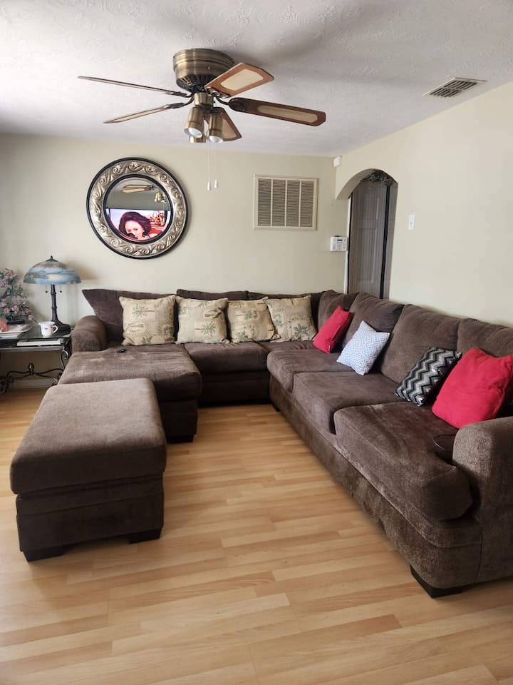 Charming 2 Bedroom-2 Full Bathroom Florida Home - 哈樂迪