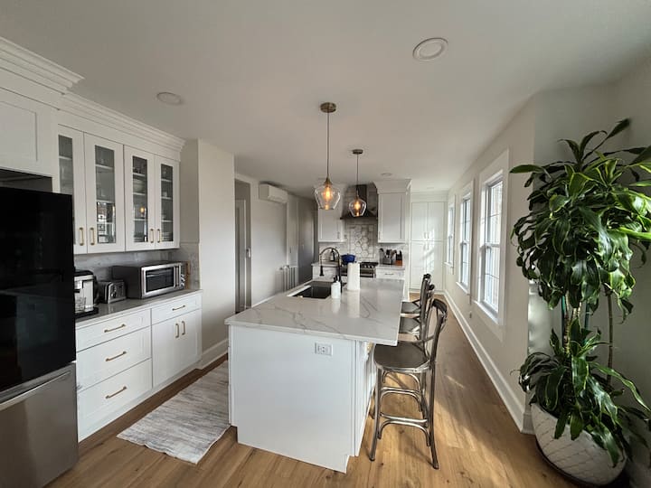 Fairfield Gem: Stylish, Bright & Perfect Location - Fairfield, CT