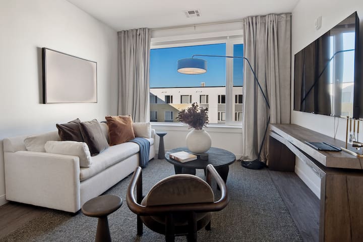 Luxe Everett 2br–2ba W/ Pool, Gym & Parking - Boston Logan Airport (BOS)