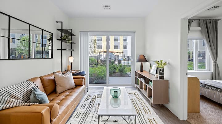 Luxe Everett 2br–2ba W/ Pool, Gym & Parking - 埃弗里特