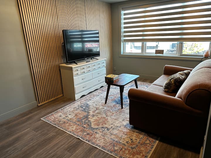 1 Bedroom Suite Downtown Beamsville. Modern Rustic - Beamsville
