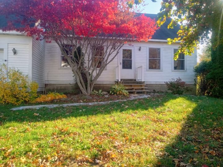 Convenient, Cozy, Mid-coast Maine Cottage - Rockland, ME