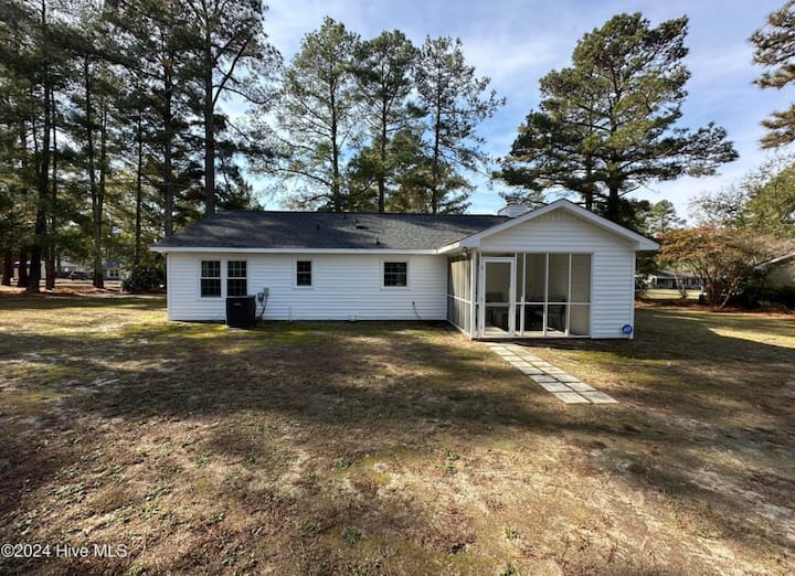 Home In Quiet Neighborhood - Splash Pad, Laurinburg
