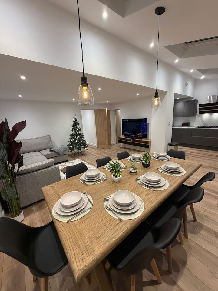 Luxury House, Great Location In Redditch, Sleeps 9 - ブロムスグローブ