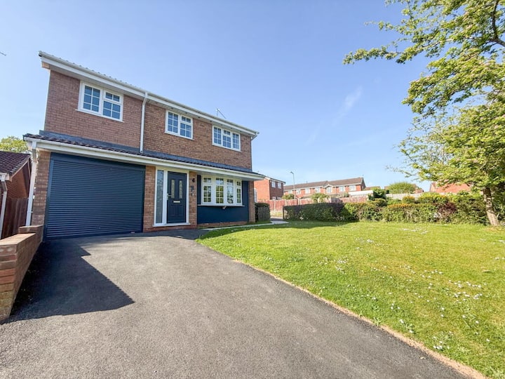 Luxury House, Great Location In Redditch -Sleeps 9 - Bromsgrove