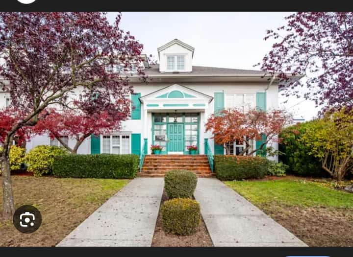 One Bedroom Condo Close To Everything - North Vancouver