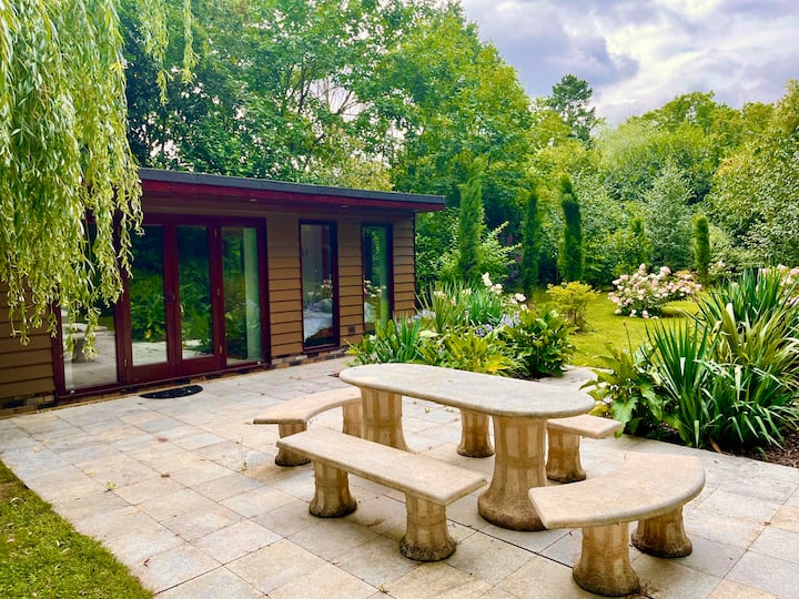 Private Lakeside Cabin - Cosy Countryside Escape - Hertford Castle