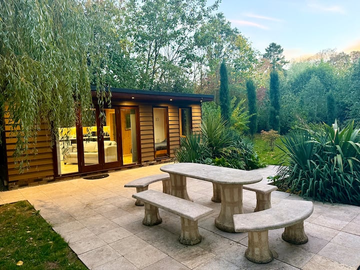 Private Lakeside Cabin - Cosy Countryside Escape - Hertfordshire