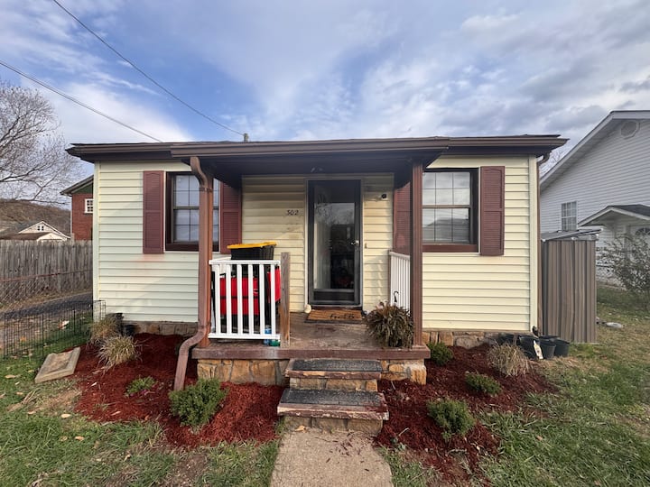 Cute Bungalow Minutes To Downtown! - Charleston, WV