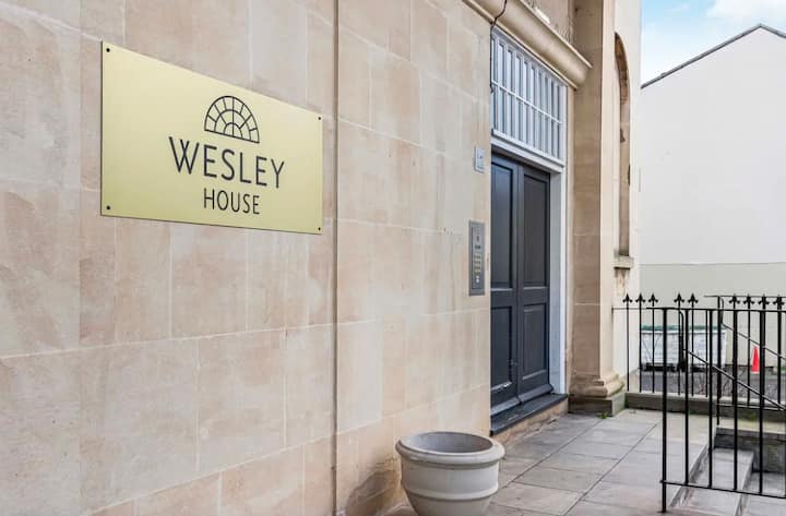 Town Centre Duplex Apartment - Cheltenham