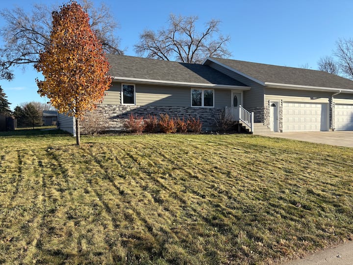 Modern Western • King Bed • Sleeps 6 • Garage - Ponca State Park, Ponca