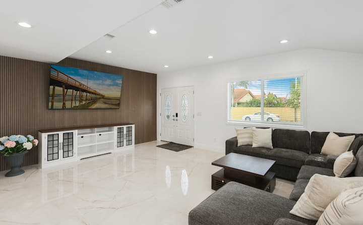 Stylish Remodeled Home W/ Pool Close To Disneyland - Santa Ana, CA