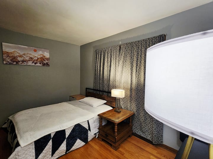 Rockford's Room, Full - Rockford, IL