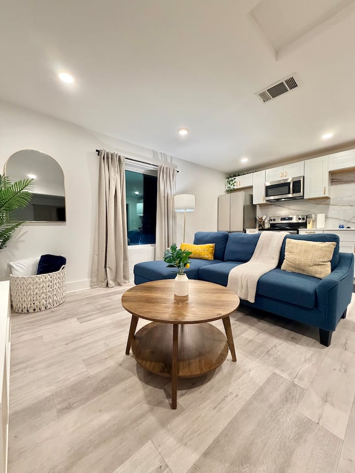 Downtown Escape: Stylish Studio + Free Parking - Highland Park, TX