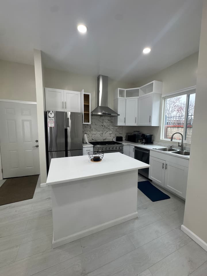 New Modern 2br House, Quiet St With Ev Charger - 콤프턴