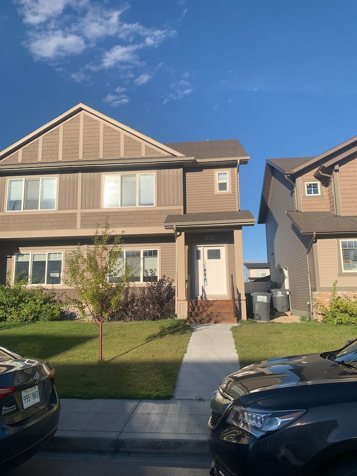 Brighton Cozy Suite Free Snacks | 75” Tv | Private - Saskatoon