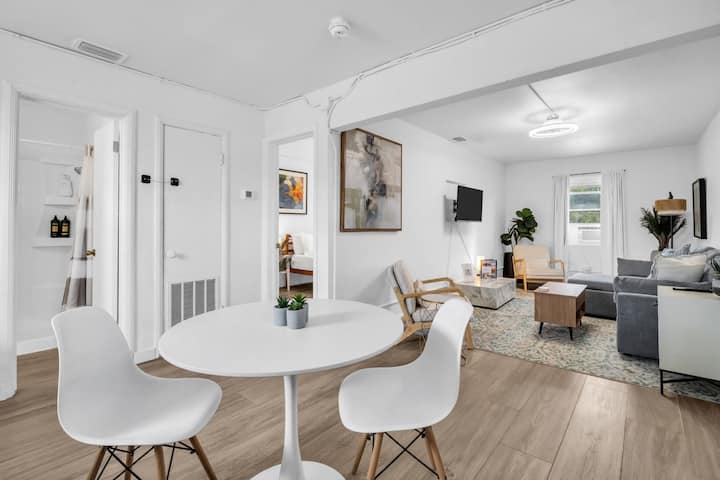 Downtown Studio W/ Free Parking & City Views - St. Petersburg, FL