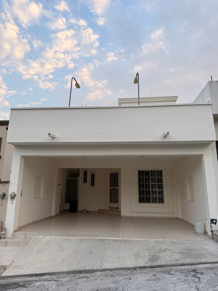 Hogar Cómodo A 15 Min Del Bbva Con Parque Enfrente - Guadalupe