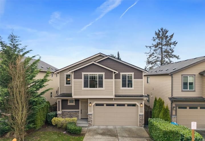 Near I-5/405 • Swedish Hospital• Light Rail • Ev - Lynnwood, WA