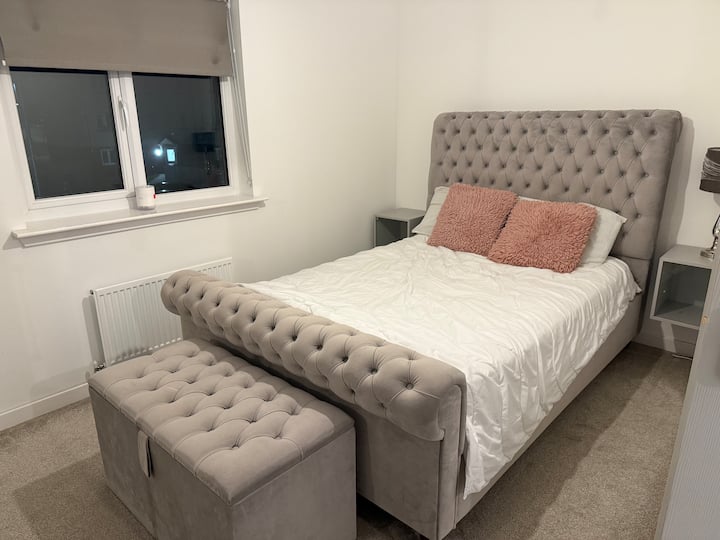Bedroom With A Dining Area & Cosy Living Room - Glasgow